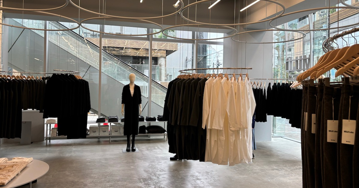 「MUJIラボ」代官山の店内を公開 「無印良品」の哲学を凝縮した衣服が一堂に (WWD JAPAN.com)