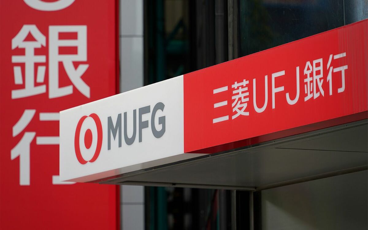 《独占直撃》「茶髪ボブ、スウェット姿で住まいから…」“被害総額10数億”三菱UFJ貸金庫から客の資産を盗んだ女性行員の“知られざる現在” (文春オンライン)