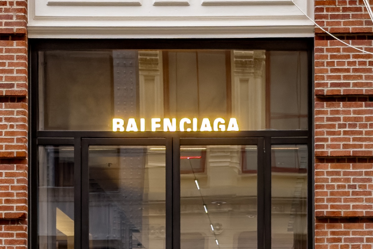 【画像】バレンシアガのバレンタインデー用穴あきTシャツ (NewSphere)