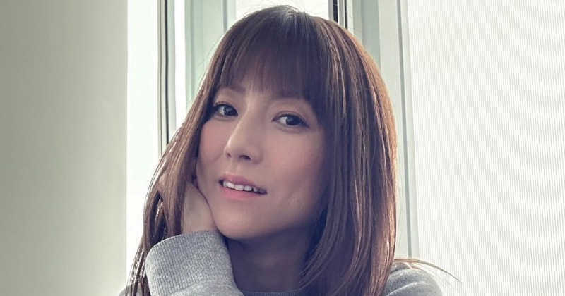 hitomi、“派手髪”イメチェン姿に反響「バッサリ切りましたね！」「これは何色!?」 (ORICON NEWS)