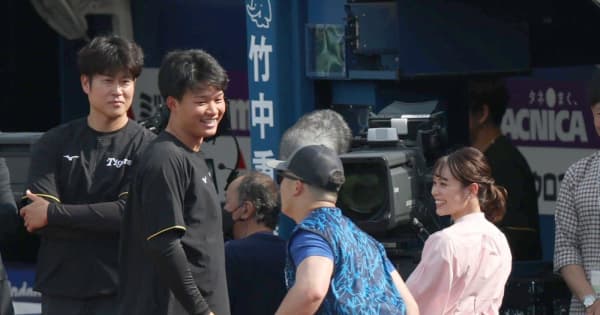 間近で目撃のNHK女子アナも爆笑「何聞こうと思ったか忘れちゃった」阪神・森下、DeNA・牧の寸劇公開にSNS大ウケ (デイリースポーツ)