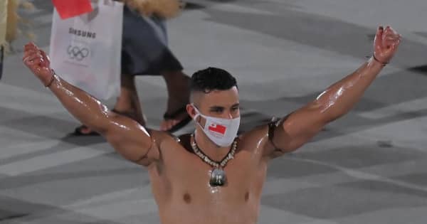 トンガ人旗手 平昌に続いて上半身裸＆民族衣装で入場