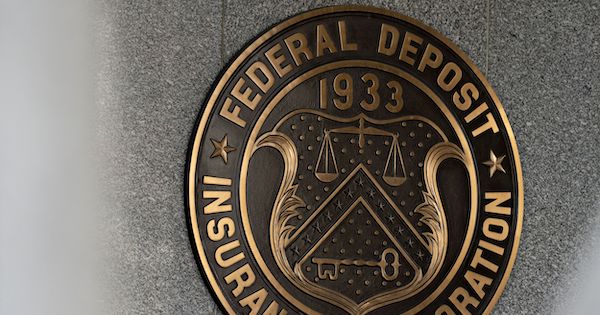 FDIC、SVBの一部保険対象外預金を13日にも返還開始目指す (Bloomberg.com)