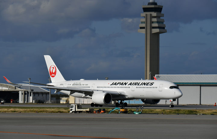 JAL、那覇空港で制限区域バスツアー 第2滑走路横やJTA格納庫前など巡る