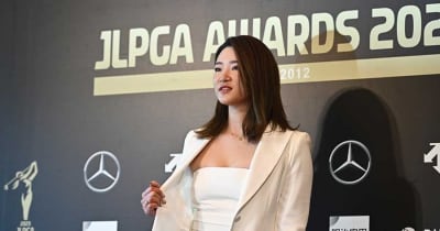 原英莉花、デコルテ露わな“真っ白スーツ”で会場席巻 今日の身長は「190cmくらいあるかも」【JLPGA年間表彰式】 (THE ANSWER)