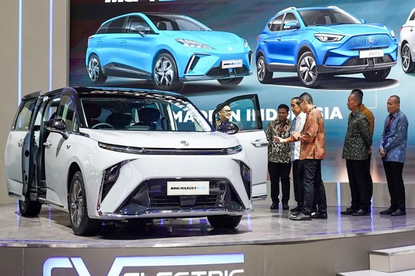 MGの新型電動ミニバンを大統領が視察、次期公用車？インドネシアモーターショー2024
